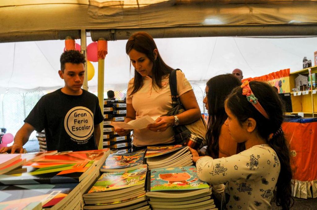 Feria Escolar de Naguanagua ofrece descuento hasta de 50% - ACN