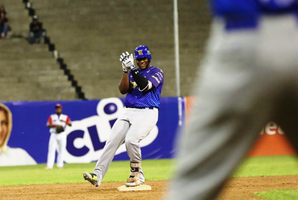 Dorante debutó con triunfo gracias a los bates de Moisés Gómez