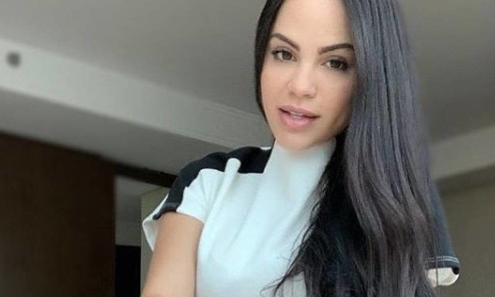 Natty Natasha como Eva en transparencia roja - ACN