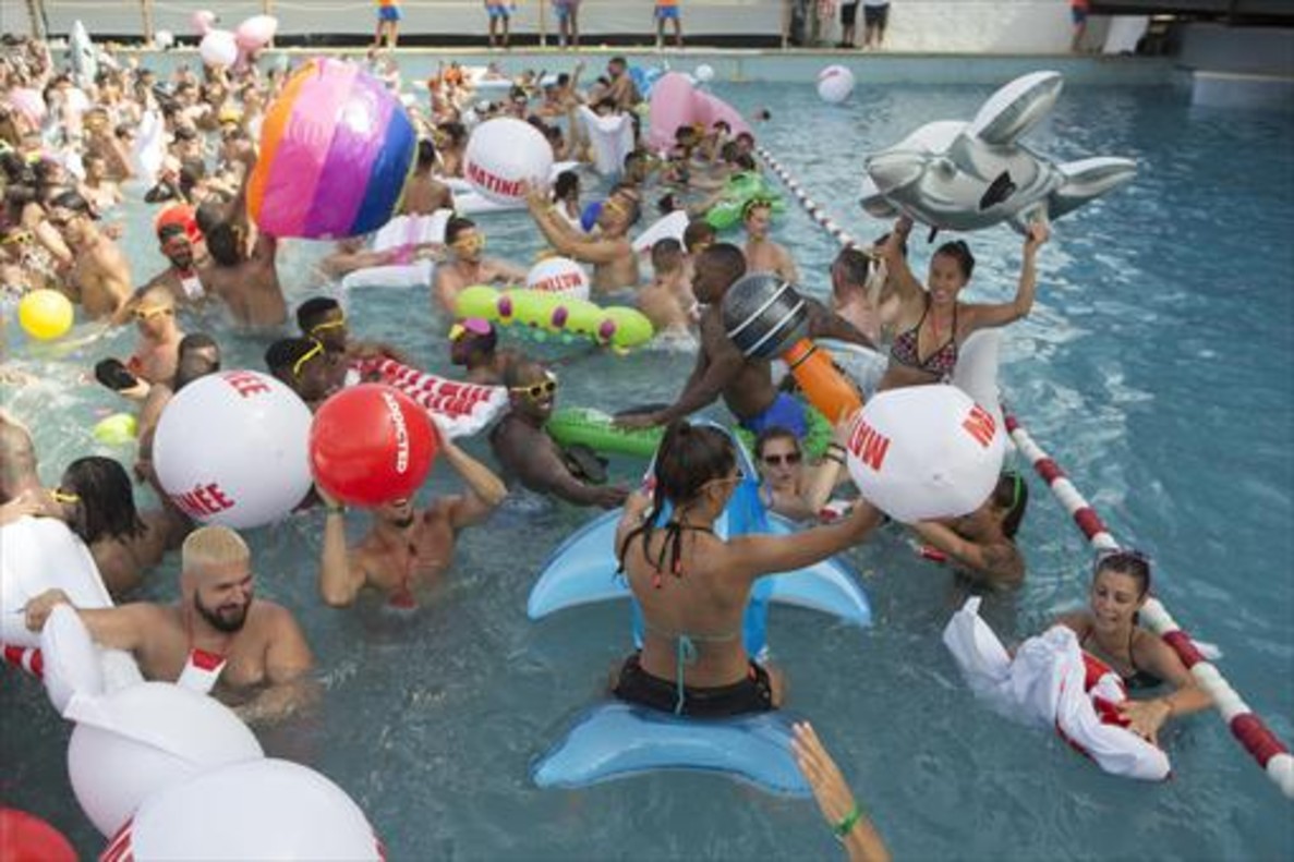 Fiesta en piscina en Estados Unidos se viraliza en plena pandemia