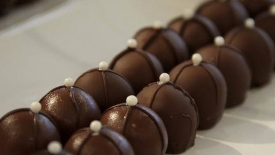 ¡Toda una tentación! Aprende a preparar bombones con diversos rellenos