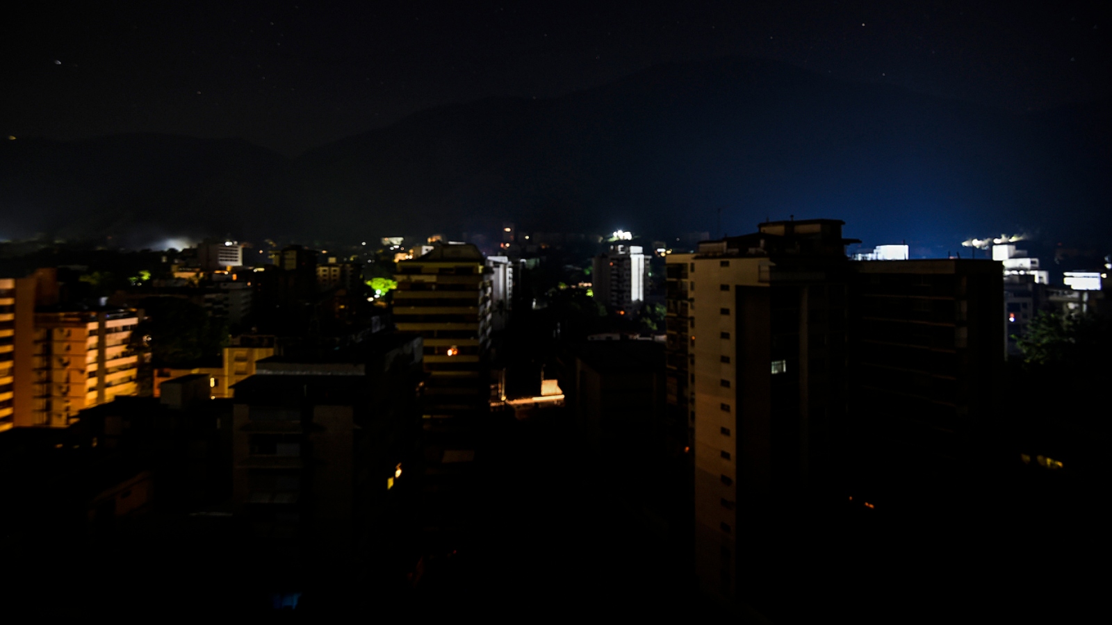 En medio de la pandemia, venezolanos temen a otro mega apagón